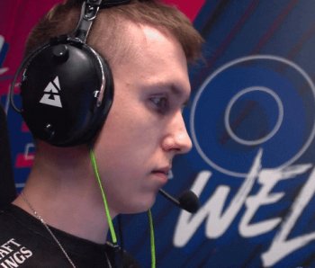 CS:GO Player Focus — Intense Moment (Animated GIF) - Gif Abyss